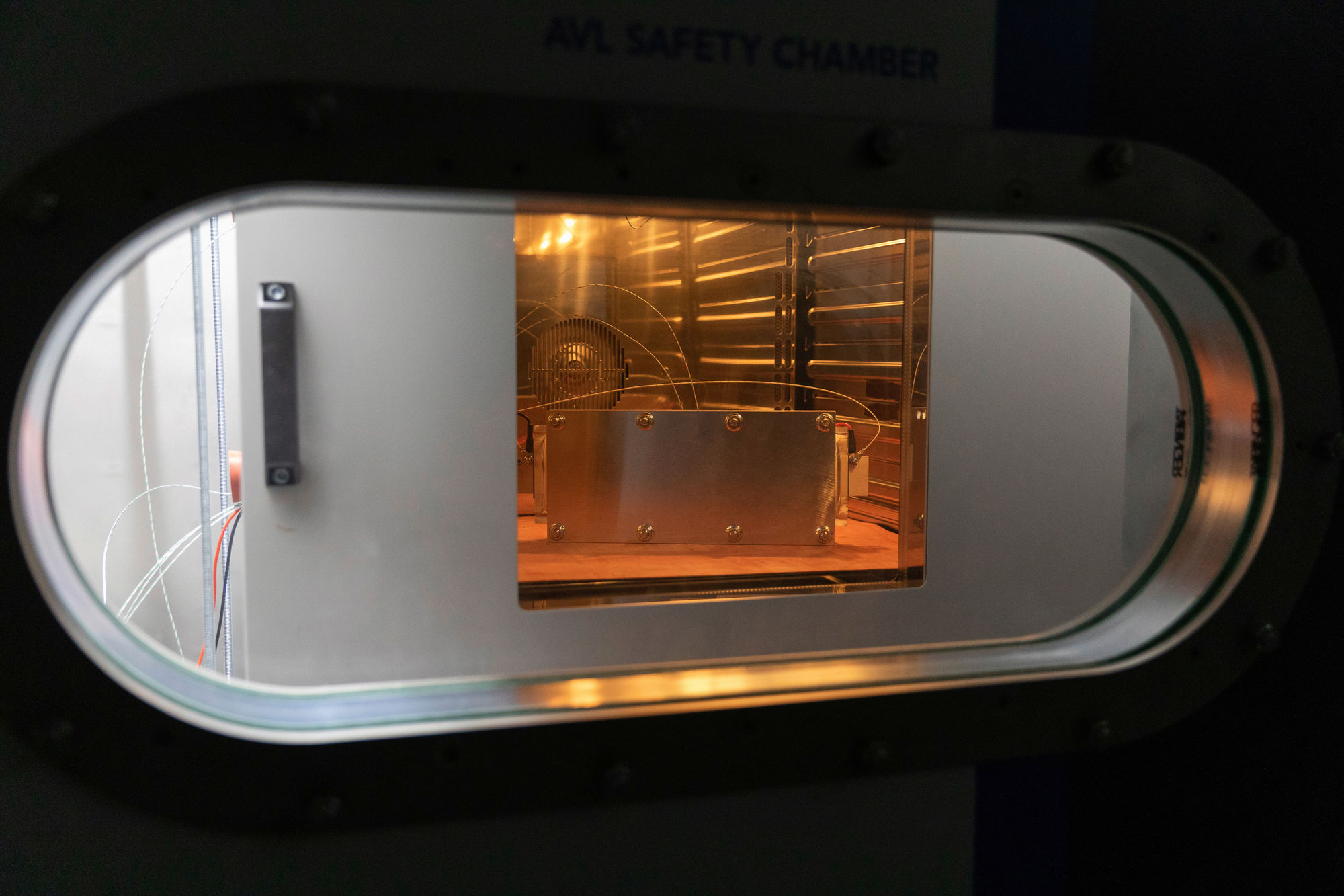 Opening of battery laboratories | Cells in the safety test chamber ...