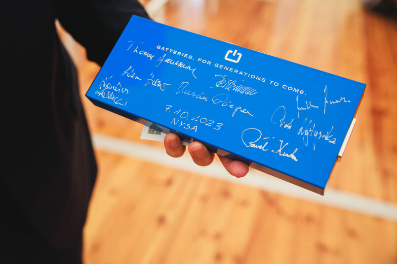 PowerCo’s Unified Cell, hand-signed by honorary guests | Volkswagen Group