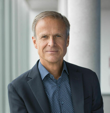 Michael Mauer, Leiter Style Porsche, diskutiert mit weiteren Gästen ...