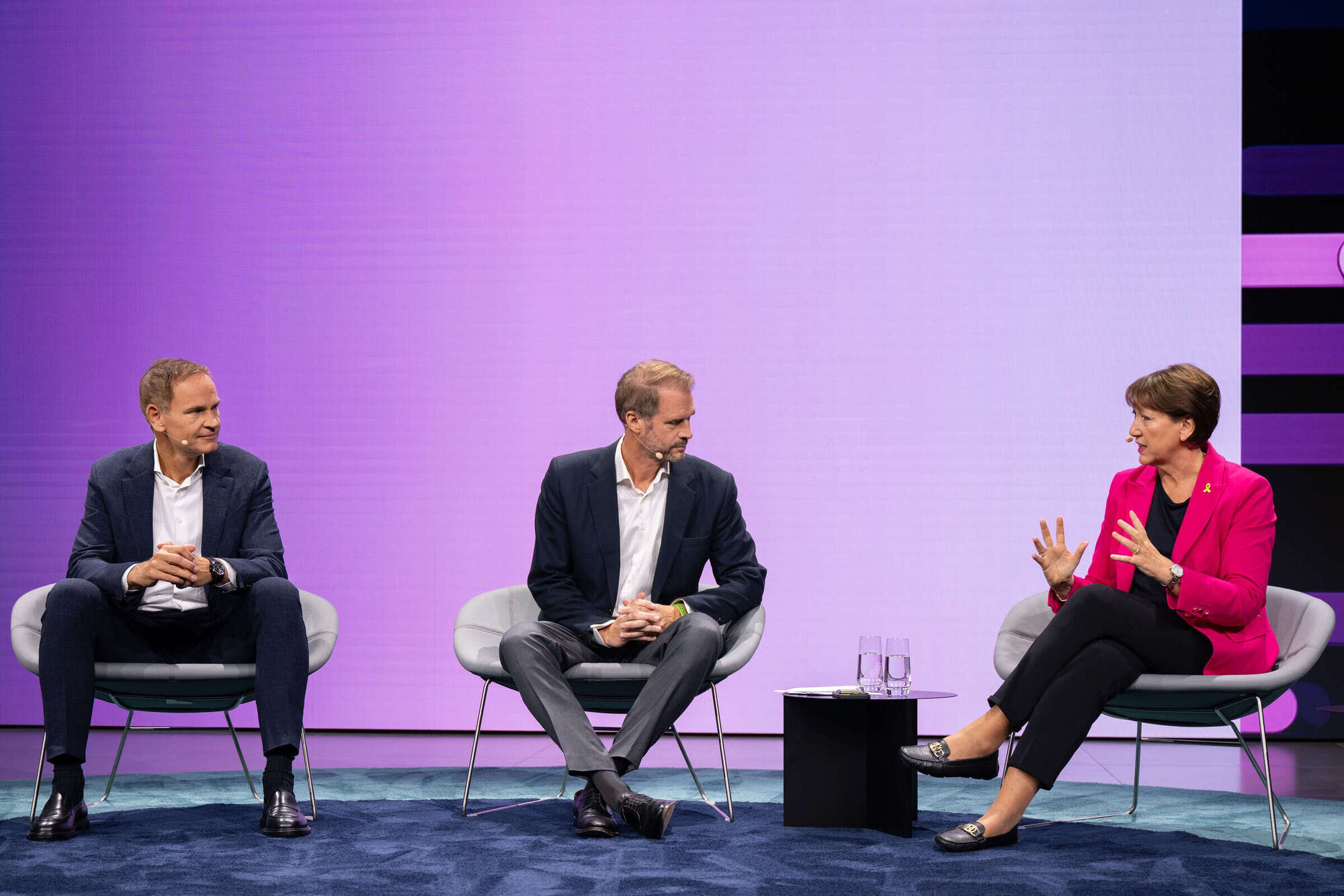 Oliver Blume (CEO, Volkswagen Group & Porsche AG) und Peter Bosch (CEO, CARIAD) im Gespräch mit ...
