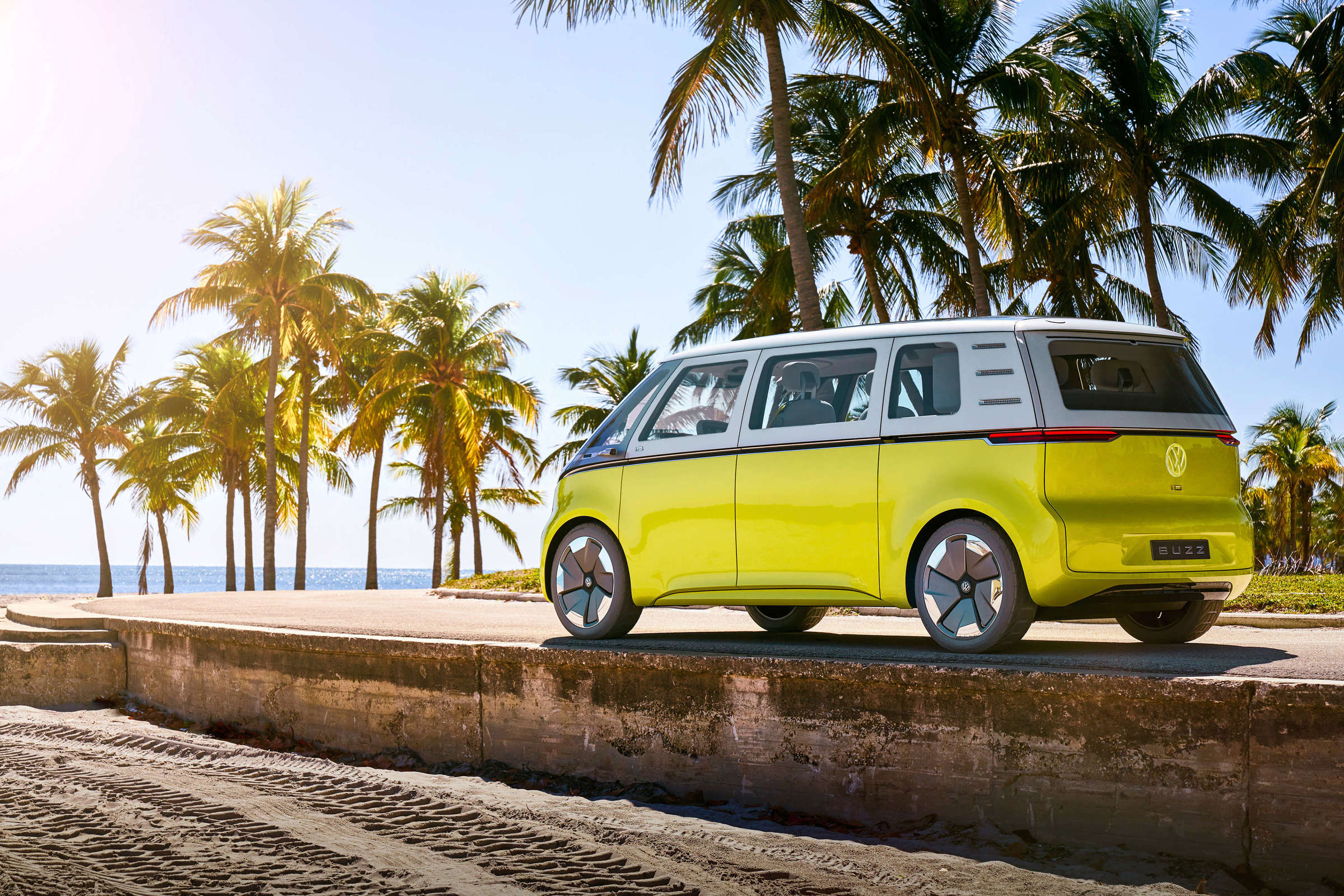 ID. BUZZ – Volkswagen presents the Microbus of the future in California ...