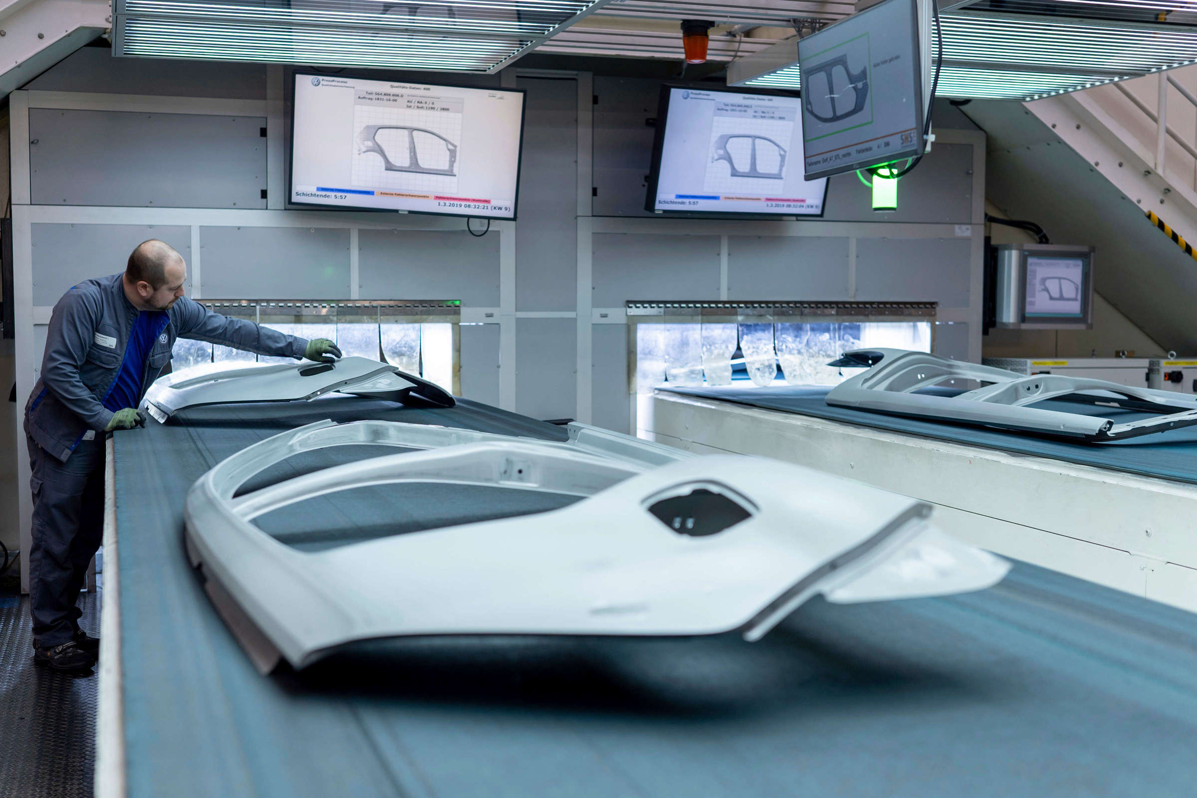 Quality Check at Volkswagen press-shop Wolfsburg | Volkswagen Newsroom