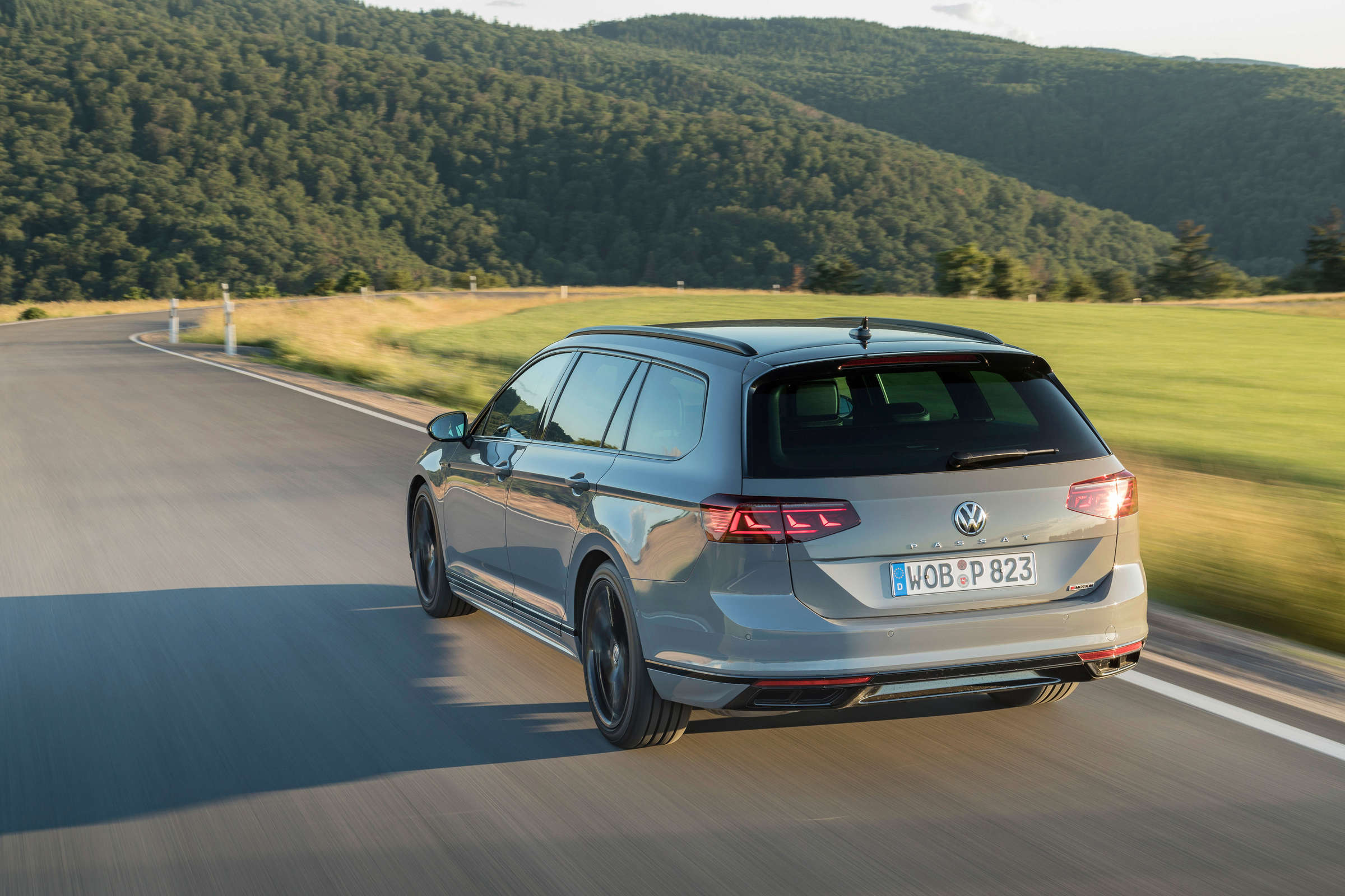 Sporty limited edition: World premiere of the new Passat Variant R-Line ...