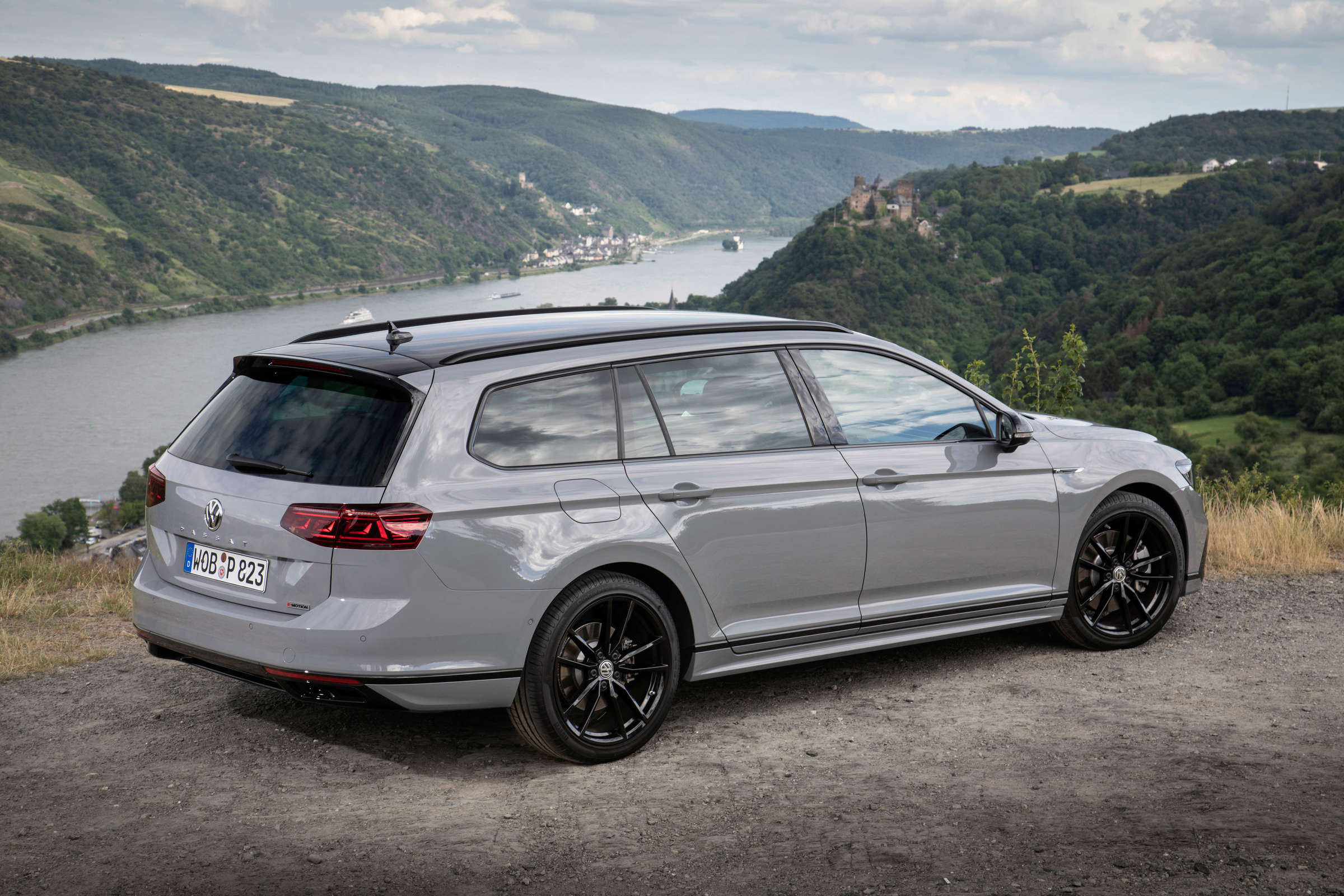 Sporty limited edition: World premiere of the new Passat Variant R-Line ...