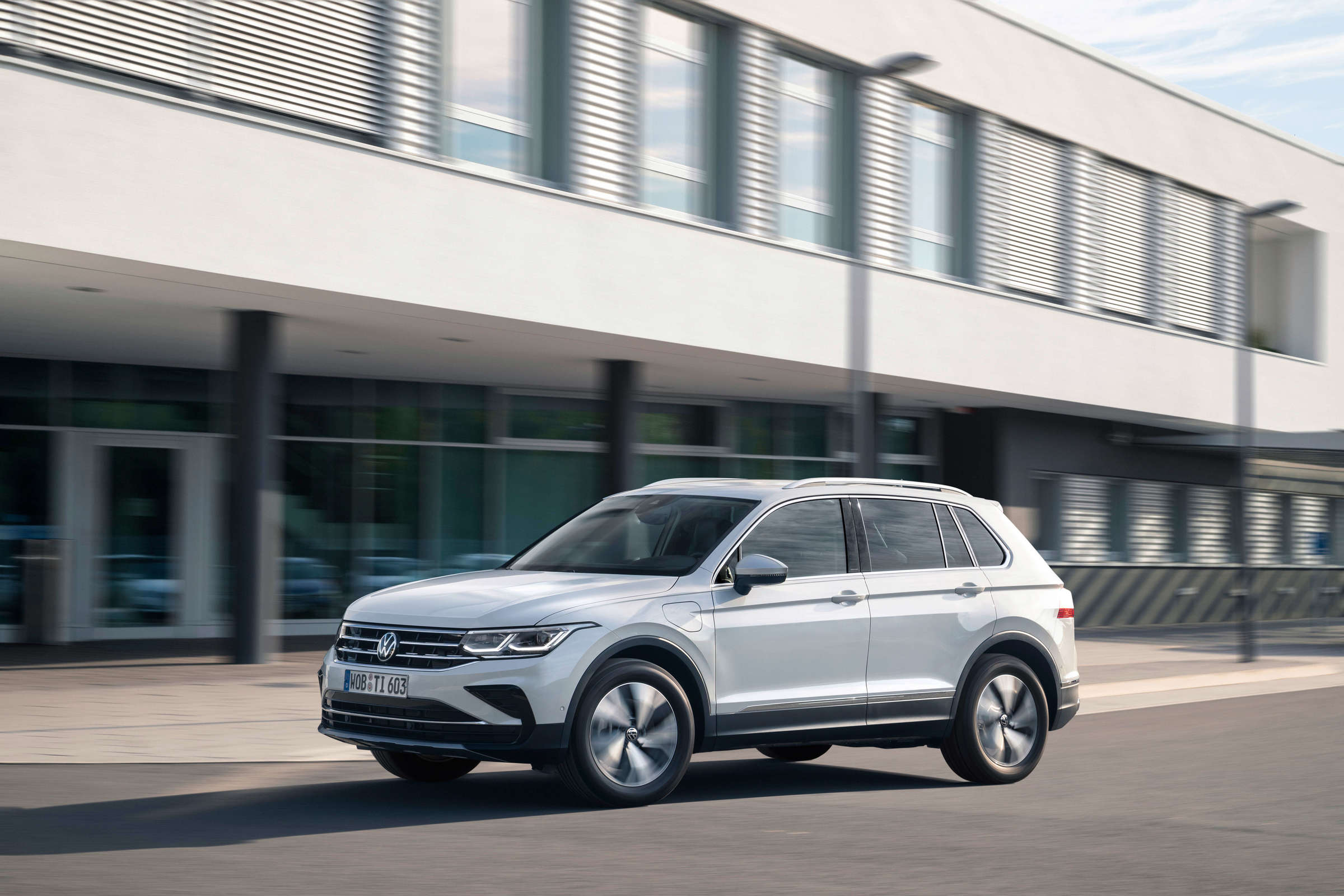 Best-selling SUV now available as a plug-in hybrid: the new Tiguan ...