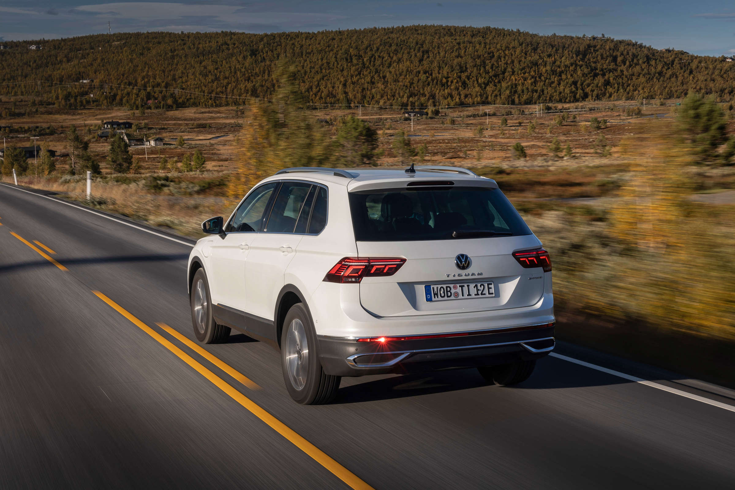 Best-selling SUV now available as a plug-in hybrid: the new Tiguan ...