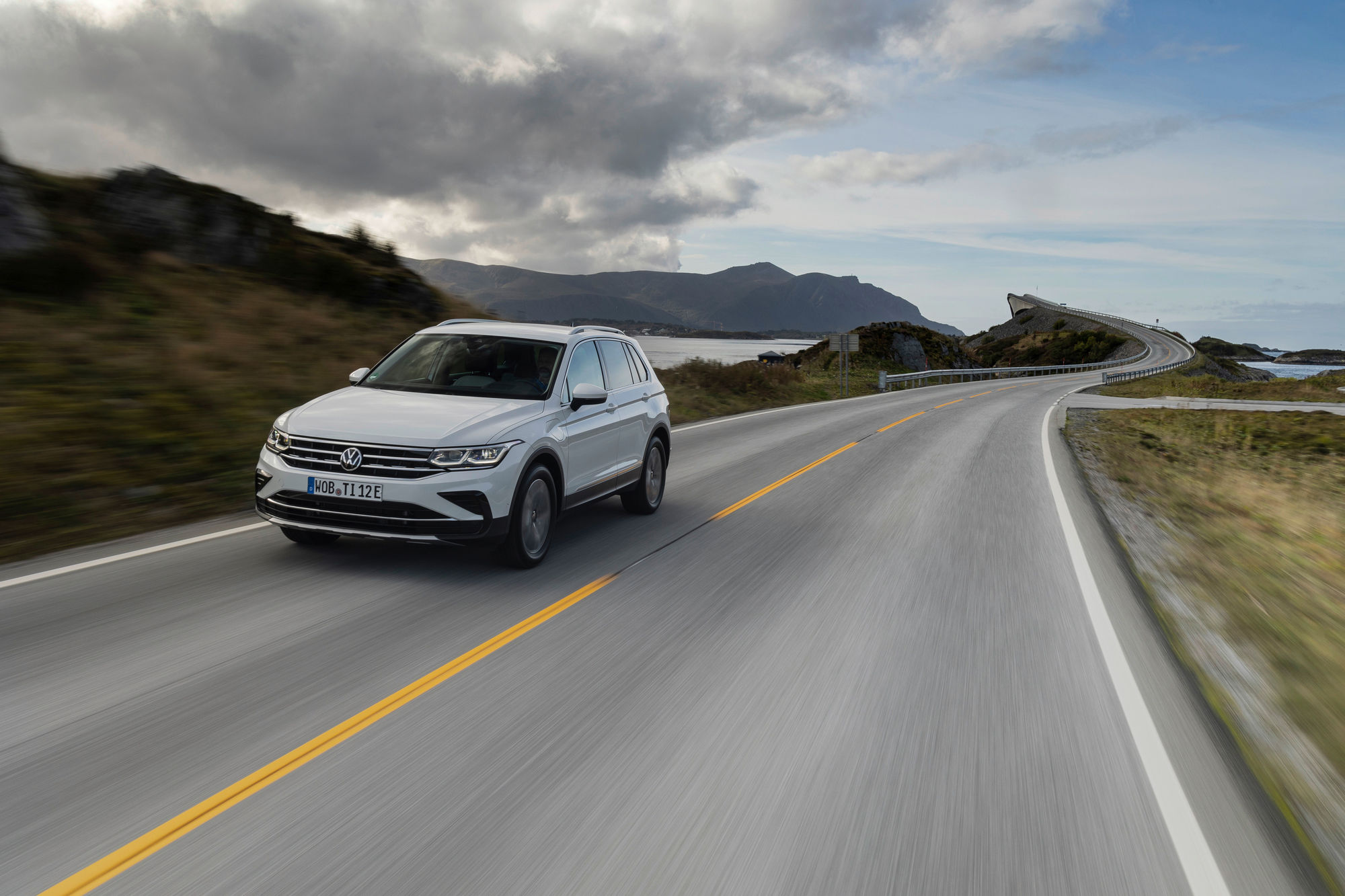 Best-selling SUV now available as a plug-in hybrid: the new Tiguan ...