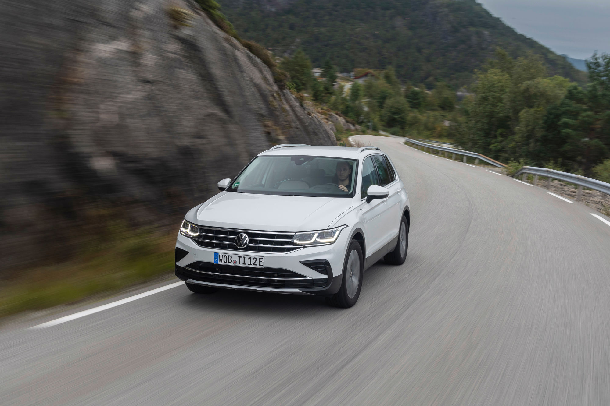 Best-selling SUV now available as a plug-in hybrid: the new Tiguan ...
