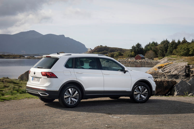 Best-selling SUV now available as a plug-in hybrid: the new Tiguan ...