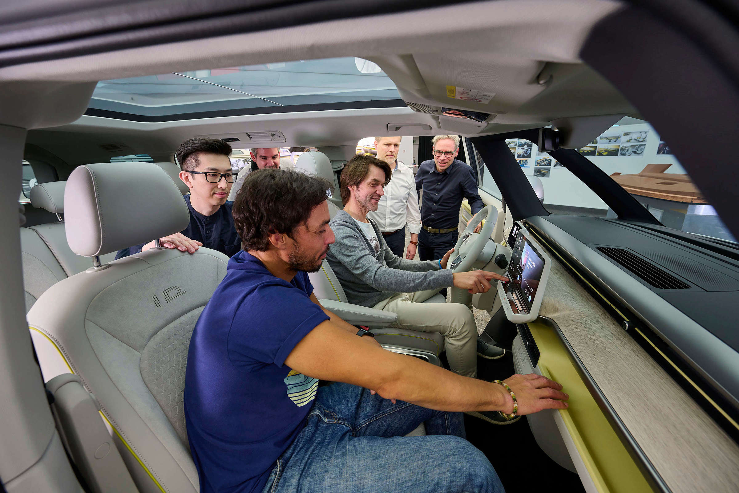 The new ID. Buzz and the ID. Buzz Cargo: Clean design along classic ...