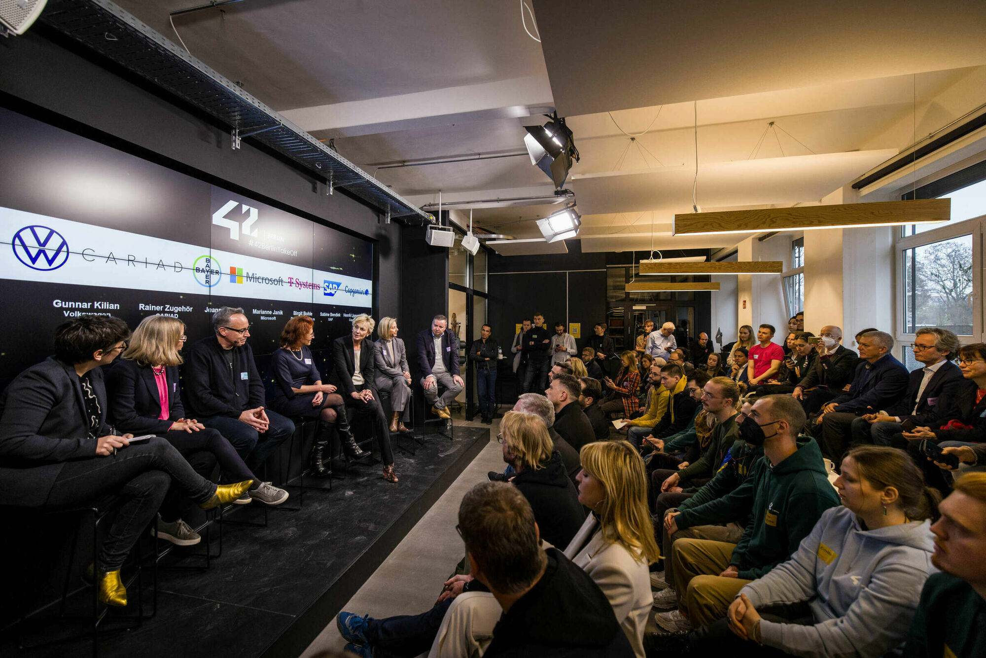 Closing the skilled-labor gap together: Volkswagen and CARIAD support the 42 Berlin coding ...