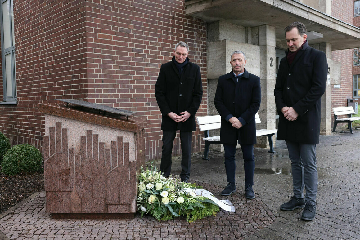 Holocaust-Gedenktag: Volkswagen Mitarbeiter gedenken im Werk Wolfsburg ...