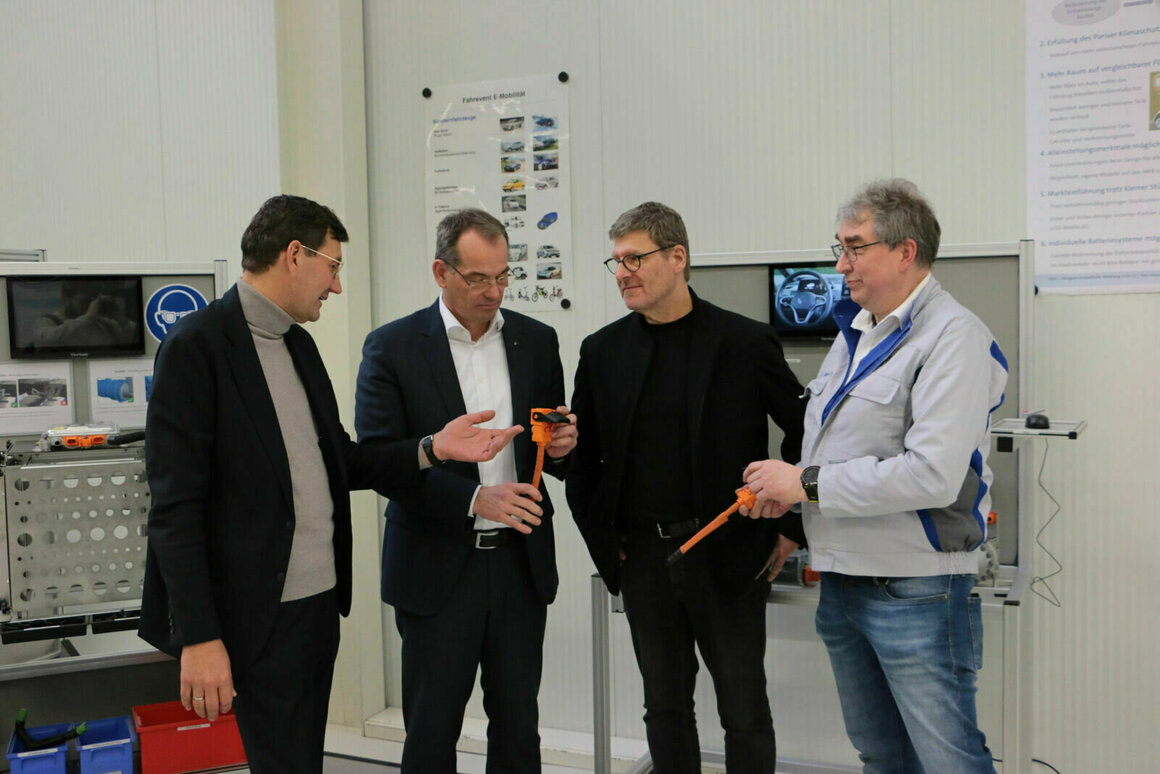 Wolfsburg plant: Volkswagen will train 22,000 production employees for ...