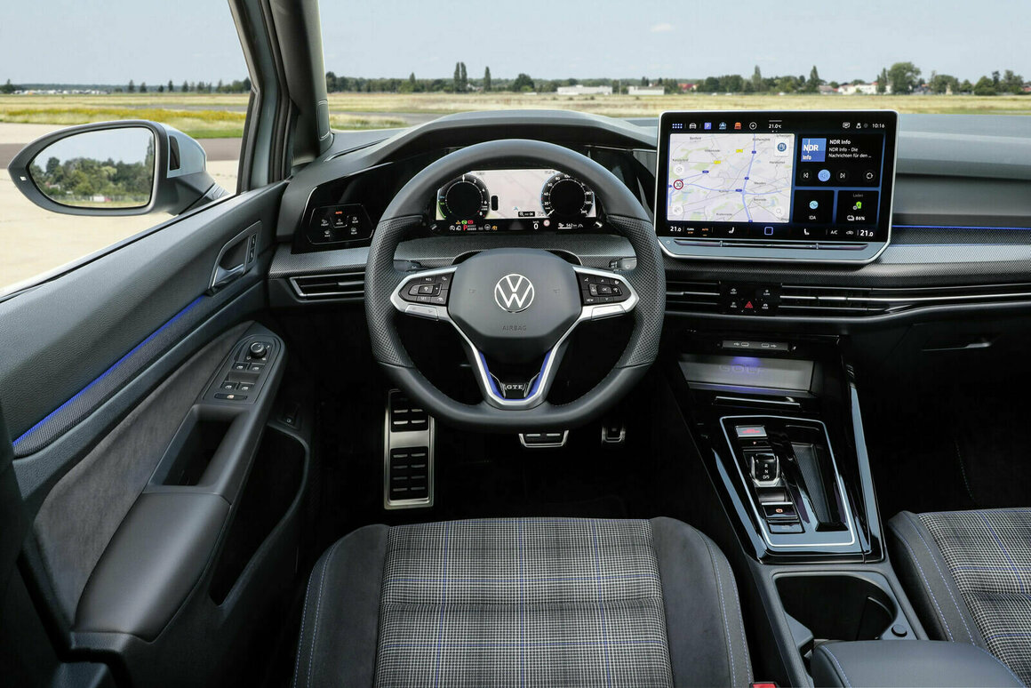 Dynamic and with a long range: Golf GTE and Golf eHybrid now available ...