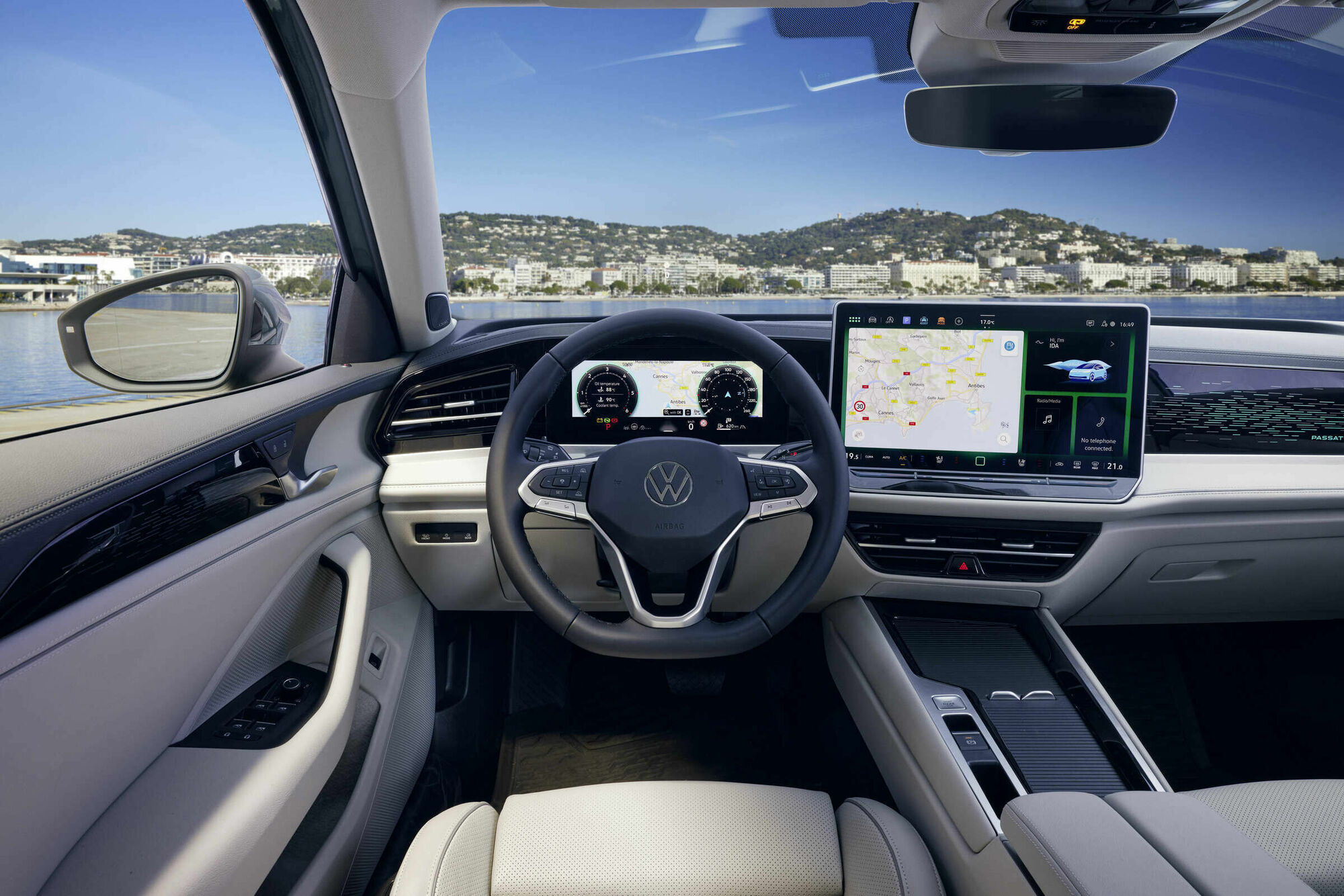 Connected driving – new cockpit landscape offers intuitive operation ...