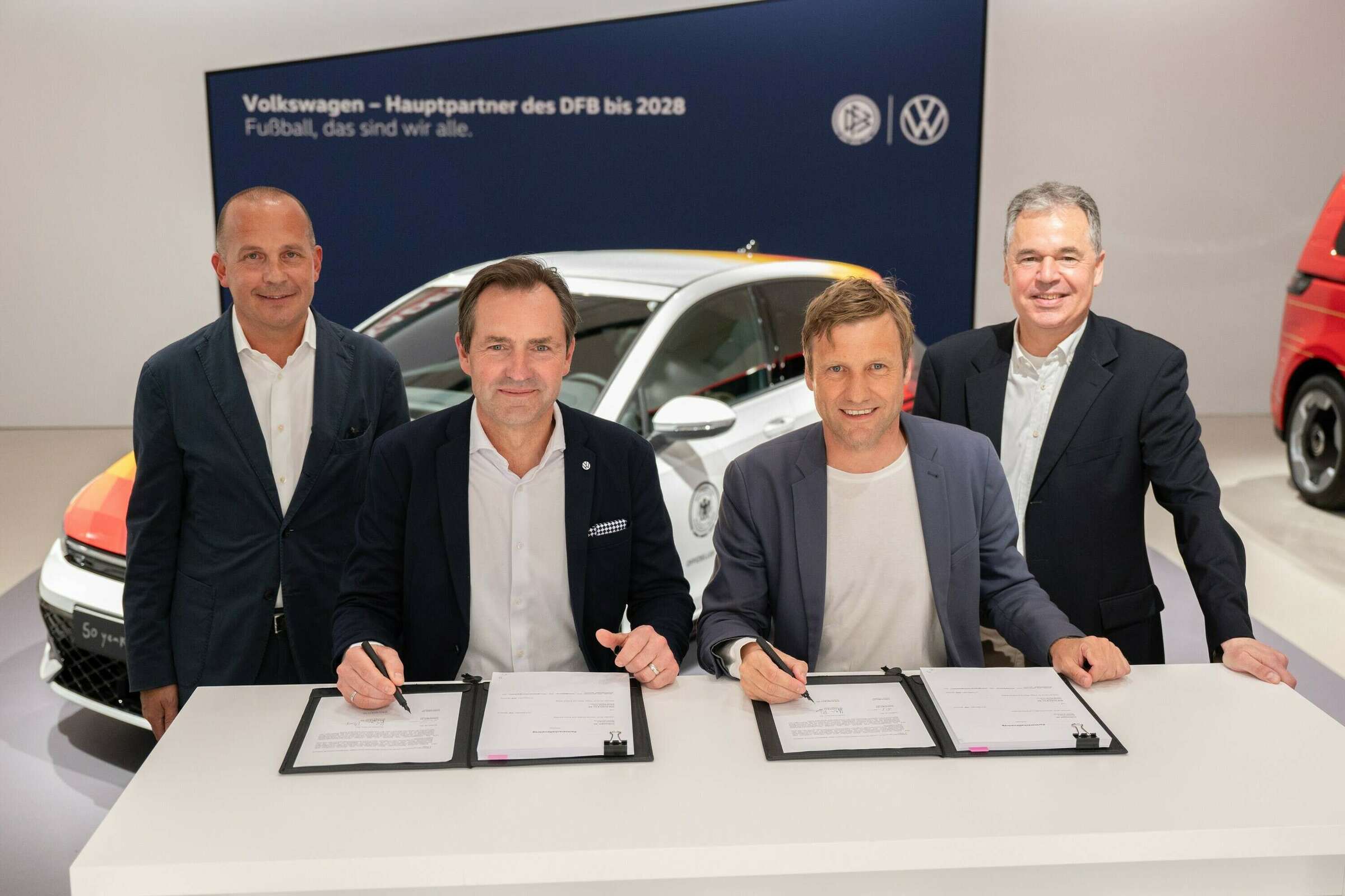 Doppelpass für den gesamten Fußball: Volkswagen und DFB verlängern Partnerschaft bis 2028 ...