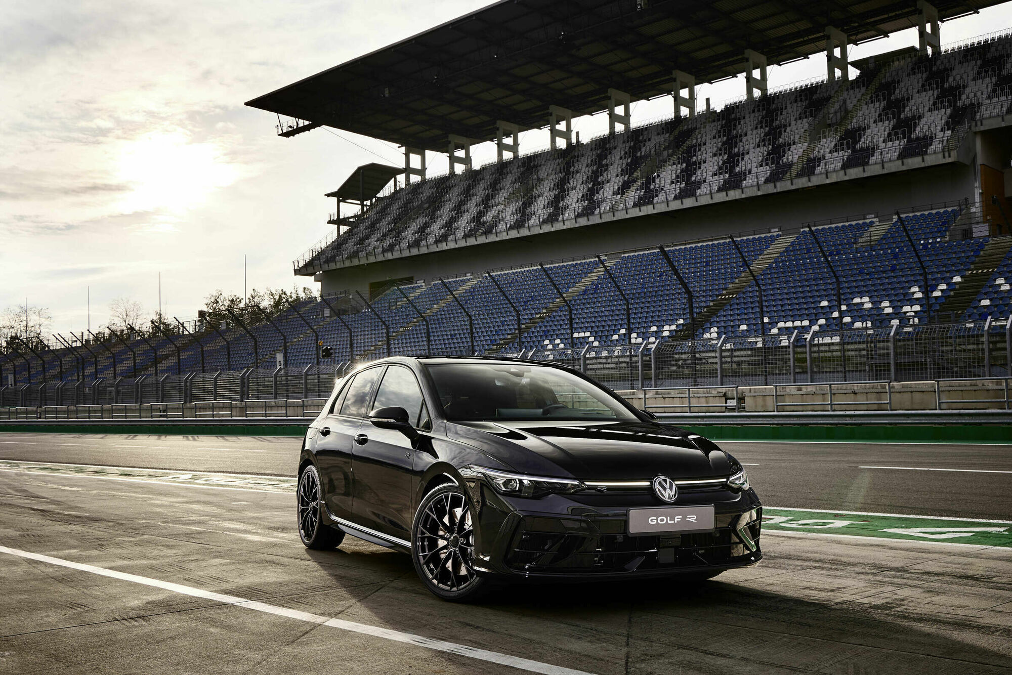 Weltpremiere für die stärksten Golf: Neuer R und R Variant gehen mit 245 kW (333 PS) an den ...