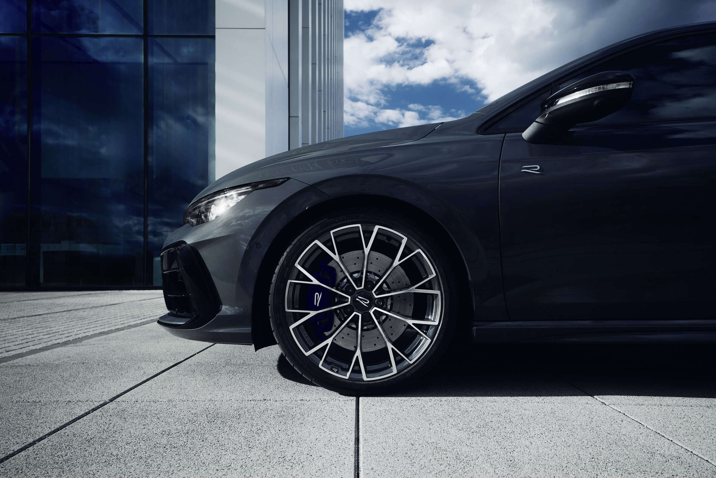 Volkswagen Golf R now in Dolphin Grey Metallic | Volkswagen Newsroom