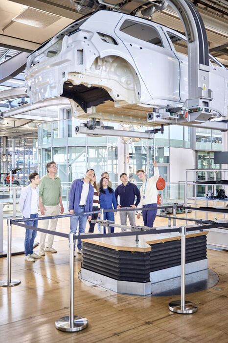 Volkswagen Sachsen GmbH Gläserne Manufaktur (The Transparent Factory ...