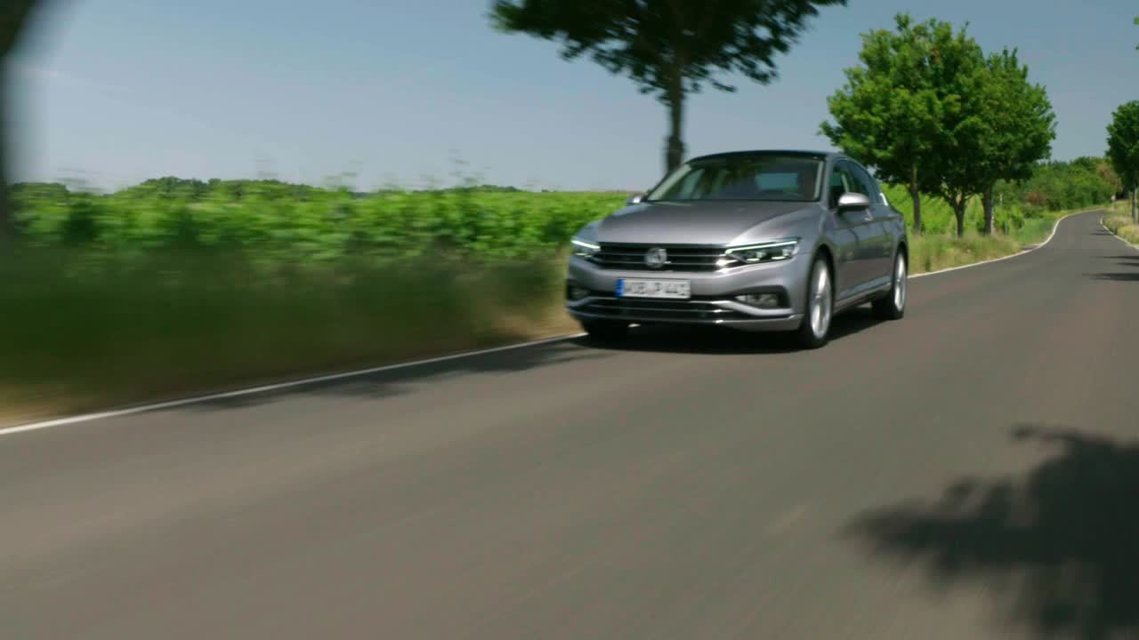 Footage: Volkswagen Passat limousine // 2019 model year | Videos ...